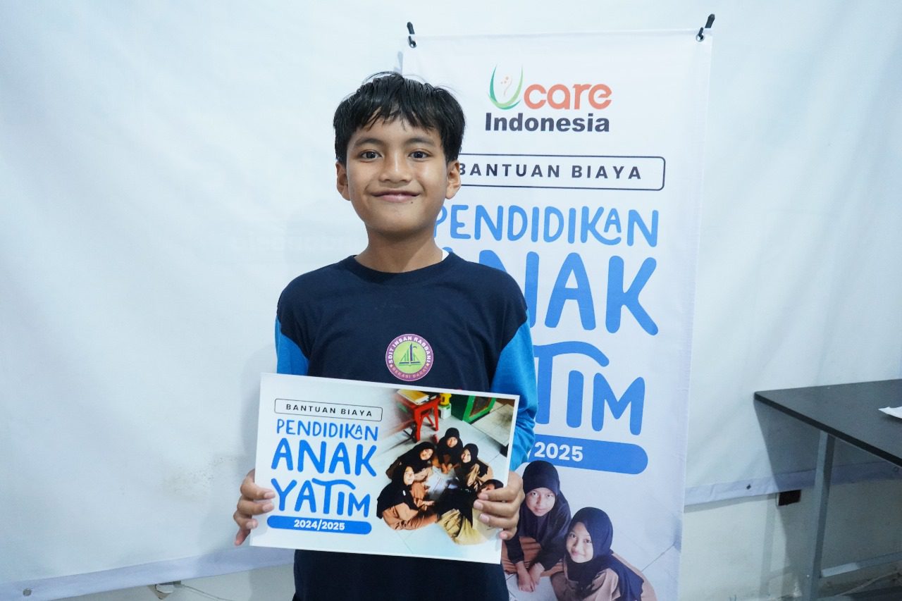 6 Keistimewaan Menyantuni Anak Yatim dan Dalilnya